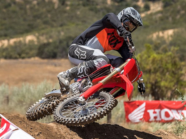 Hondas CRF450R mit Dunlops „Geomax MX33“ als Erstausrüstung ...
